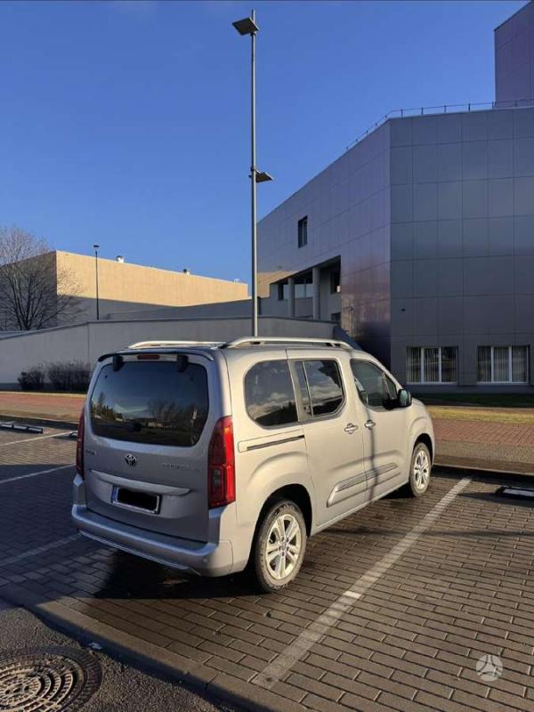 Pelēks Toyota Proace City Verso 2022 Viļņa, ar dzinēja tilpumu 1.20 L un nobraukumu 79 tūkst. km par 18500 €, foto 6 vietnē AUTOMOTO.COM.LV