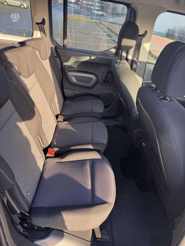 Pelēks Toyota Proace City Verso 2022 Viļņa, ar dzinēja tilpumu 1.20 L un nobraukumu 79 tūkst. km par 18500 €, foto 8 vietnē AUTOMOTO.COM.LV