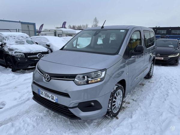 Grey Toyota Proace City Verso 2022 in Kaunas, with an engine capacity of 1.20 L and mileage of 129 thousand km for 17300 €, photo 1 on AUTOMOTO.COM.LV