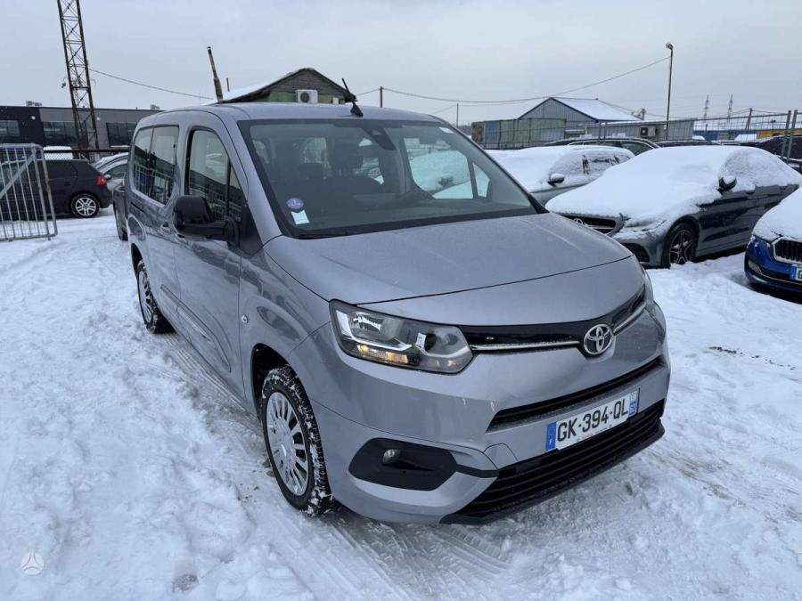 Grey Toyota Proace City Verso 2022 in Kaunas, with an engine capacity of 1.20 L and mileage of 129 thousand km for 17300 €, photo 2 on AUTOMOTO.COM.LV