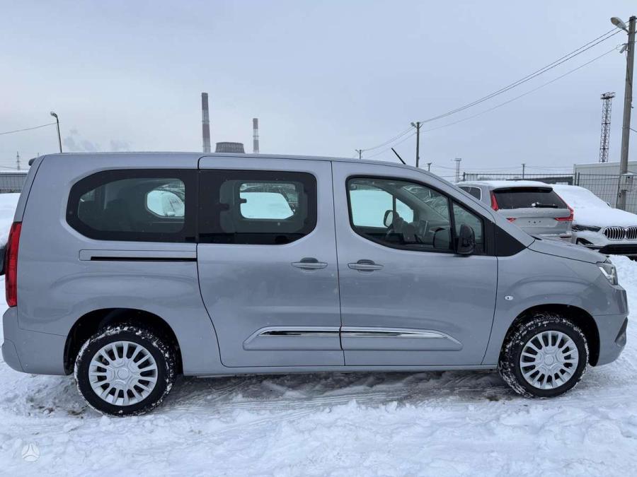 Grey Toyota Proace City Verso 2022 in Kaunas, with an engine capacity of 1.20 L and mileage of 129 thousand km for 17300 €, photo 4 on AUTOMOTO.COM.LV