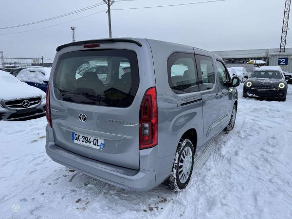 Grey Toyota Proace City Verso 2022 in Kaunas, with an engine capacity of 1.20 L and mileage of 129 thousand km for 17300 €, photo 5 on AUTOMOTO.COM.LV