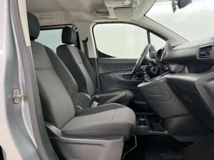 Pelēks Toyota Proace City Verso 2022 Viļņa, ar dzinēja tilpumu 1.50 L un nobraukumu 160 tūkst. km par 13900 €, foto 7 vietnē AUTOMOTO.COM.LV