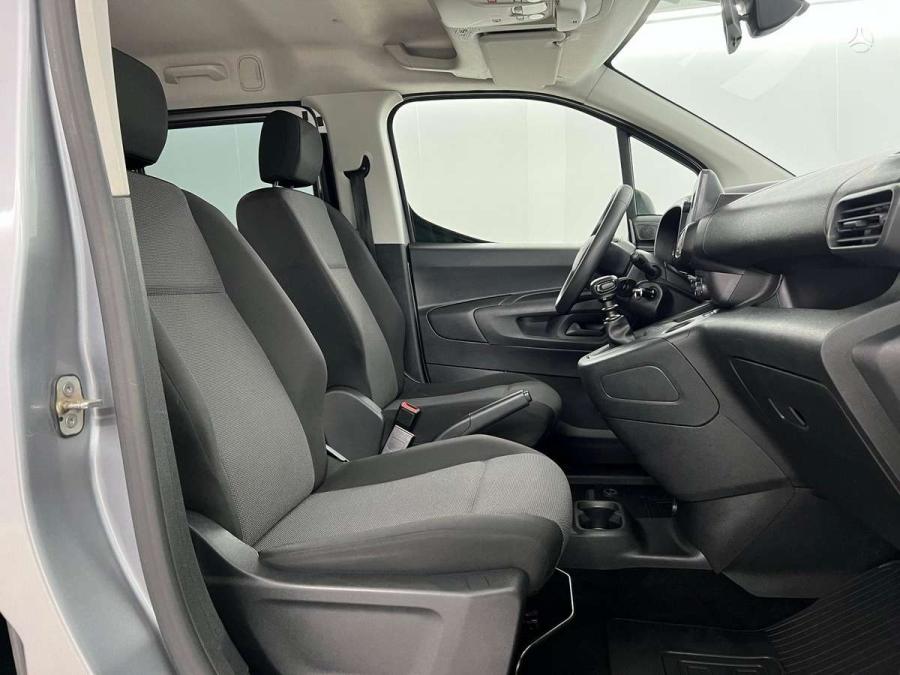 Pelēks Toyota Proace City Verso 2022 Viļņa, ar dzinēja tilpumu 1.50 L un nobraukumu 160 tūkst. km par 13900 €, foto 7 vietnē AUTOMOTO.COM.LV