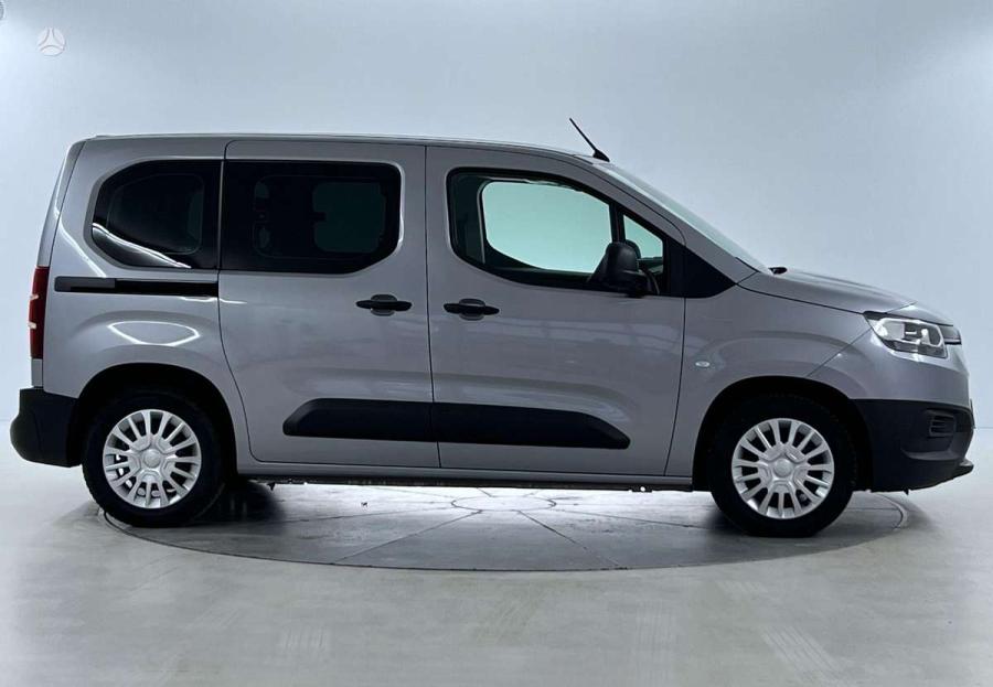 Pelēks Toyota Proace City Verso 2022 Viļņa, ar dzinēja tilpumu 1.50 L un nobraukumu 160 tūkst. km par 13900 €, foto 17 vietnē AUTOMOTO.COM.LV