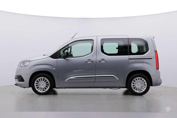 Grey Toyota Proace City Verso 2023 in Vilnius, with an engine capacity of 1.20 L and mileage of 61 thousand km for 17900 €, photo 4 on AUTOMOTO.COM.LV