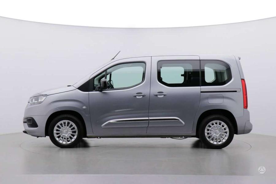 Grey Toyota Proace City Verso 2023 in Vilnius, with an engine capacity of 1.20 L and mileage of 61 thousand km for 17900 €, photo 4 on AUTOMOTO.COM.LV