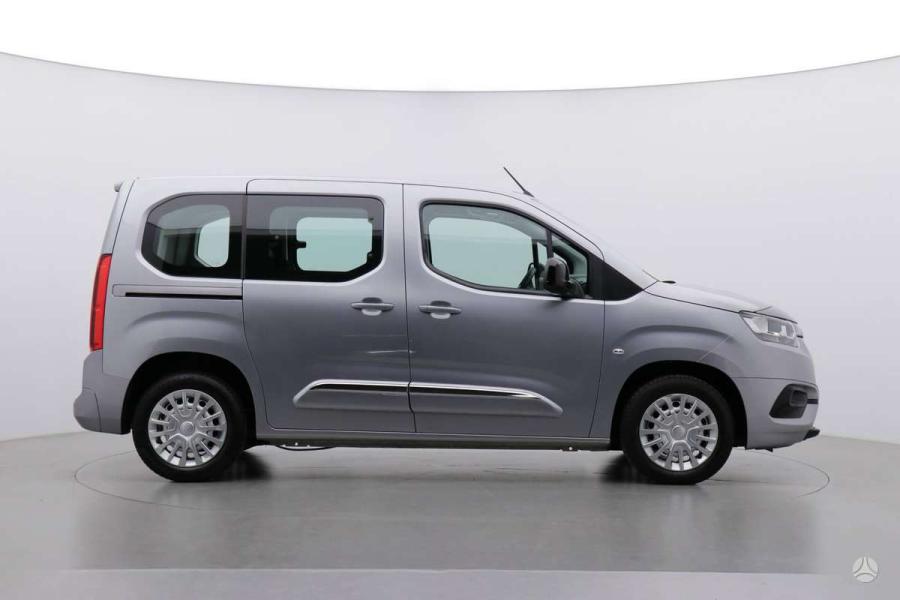 Grey Toyota Proace City Verso 2023 in Vilnius, with an engine capacity of 1.20 L and mileage of 61 thousand km for 17900 €, photo 17 on AUTOMOTO.COM.LV