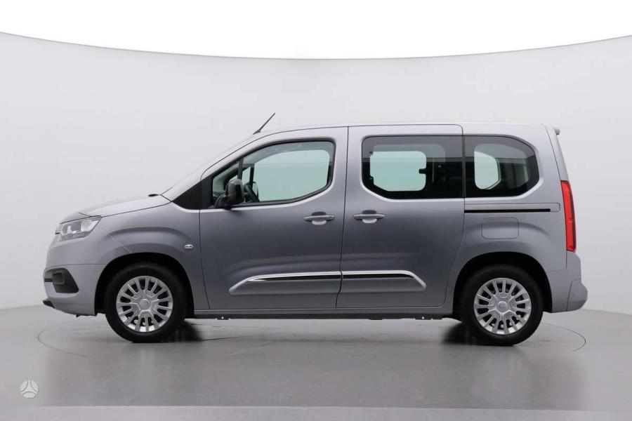 Grey Toyota Proace City Verso 2023 in Vilnius, with an engine capacity of 1.20 L and mileage of 67 thousand km for 16900 €, photo 5 on AUTOMOTO.COM.LV
