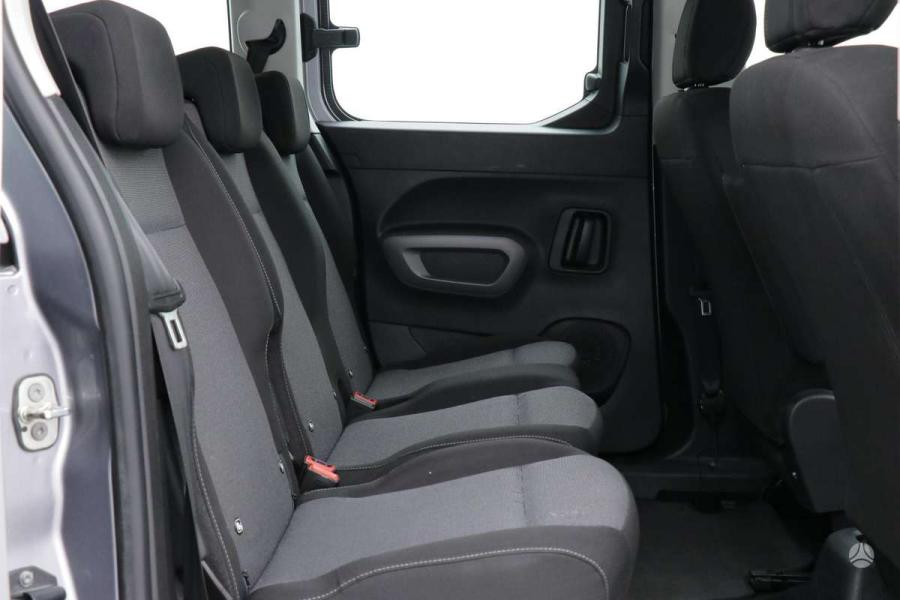 Grey Toyota Proace City Verso 2023 in Vilnius, with an engine capacity of 1.20 L and mileage of 67 thousand km for 16900 €, photo 11 on AUTOMOTO.COM.LV