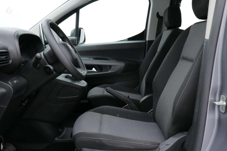 Grey Toyota Proace City Verso 2023 in Vilnius, with an engine capacity of 1.20 L and mileage of 67 thousand km for 16900 €, photo 13 on AUTOMOTO.COM.LV