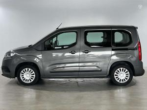 Grey Toyota Proace City Verso 2023 in Vilnius, with an engine capacity of 0.00 L and mileage of 24 thousand km for 19900 €, photo 4 on AUTOMOTO.COM.LV