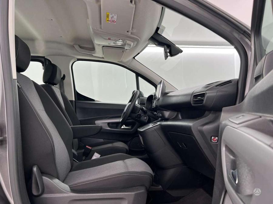 Grey Toyota Proace City Verso 2023 in Vilnius, with an engine capacity of 0.00 L and mileage of 24 thousand km for 19900 €, photo 7 on AUTOMOTO.COM.LV