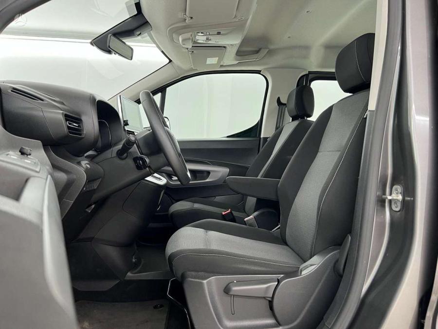 Grey Toyota Proace City Verso 2023 in Vilnius, with an engine capacity of 0.00 L and mileage of 24 thousand km for 19900 €, photo 12 on AUTOMOTO.COM.LV