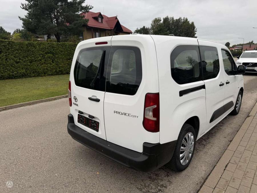 White Toyota Proace City Verso 2022 in Vievis, with an engine capacity of 1.50 L and mileage of 192 thousand km for 10700 €, photo 5 on AUTOMOTO.COM.LV