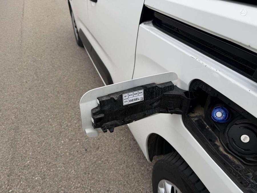 White Toyota Proace City Verso 2022 in Vievis, with an engine capacity of 1.50 L and mileage of 192 thousand km for 10700 €, photo 7 on AUTOMOTO.COM.LV