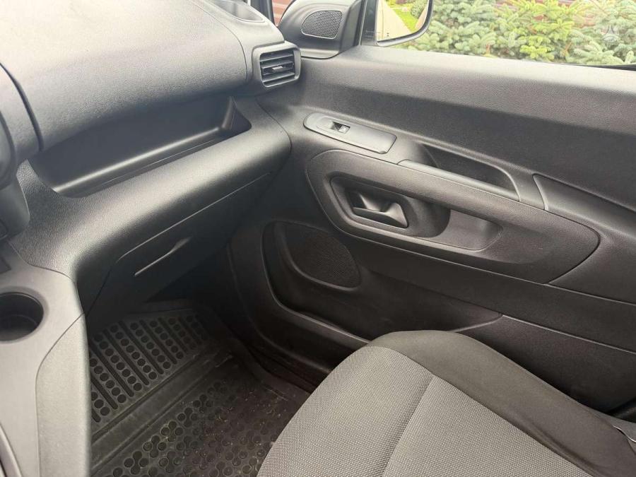 White Toyota Proace City Verso 2022 in Vievis, with an engine capacity of 1.50 L and mileage of 192 thousand km for 10700 €, photo 12 on AUTOMOTO.COM.LV