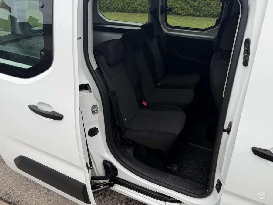 White Toyota Proace City Verso 2022 in Vievis, with an engine capacity of 1.50 L and mileage of 192 thousand km for 10700 €, photo 18 on AUTOMOTO.COM.LV