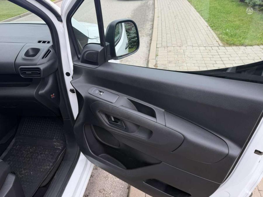 White Toyota Proace City Verso 2022 in Vievis, with an engine capacity of 1.50 L and mileage of 192 thousand km for 10700 €, photo 19 on AUTOMOTO.COM.LV