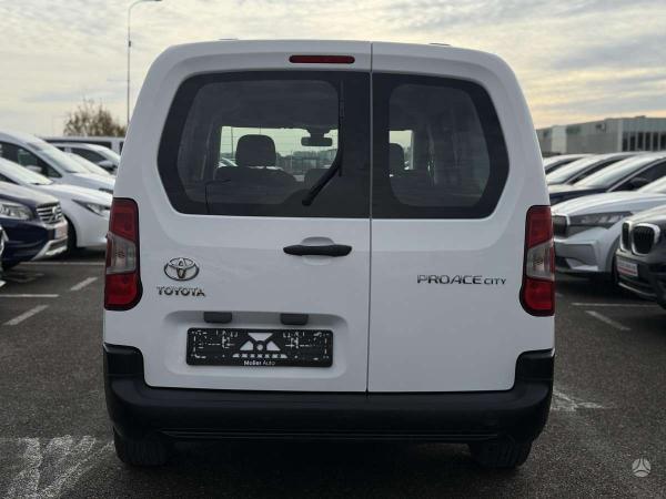 White Toyota Proace City Verso 2021 in Vilnius, with an engine capacity of 1.50 L and mileage of 155 thousand km for 12999 €, photo 6 on AUTOMOTO.COM.LV
