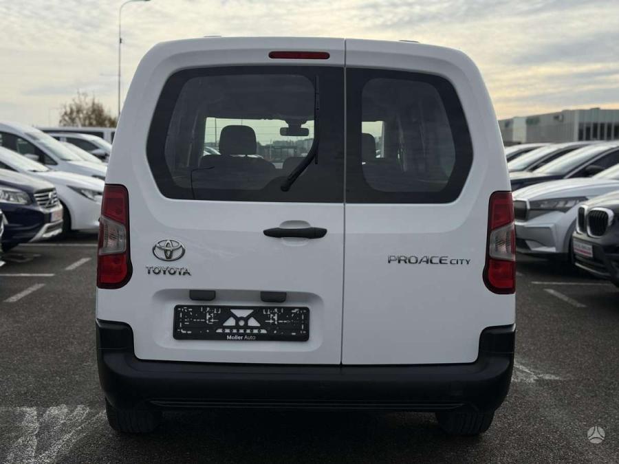Balts Toyota Proace City Verso 2021 Viļņa, ar dzinēja tilpumu 1.50 L un nobraukumu 155 tūkst. km par 12999 €, foto 6 vietnē AUTOMOTO.COM.LV