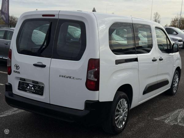 White Toyota Proace City Verso 2021 in Vilnius, with an engine capacity of 1.50 L and mileage of 155 thousand km for 12999 €, photo 7 on AUTOMOTO.COM.LV