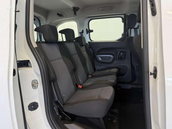 Balts Toyota Proace City Verso 2021 Kauņa, ar dzinēja tilpumu 1.50 L un nobraukumu 144 tūkst. km par 13500 €, foto 7 vietnē AUTOMOTO.COM.LV