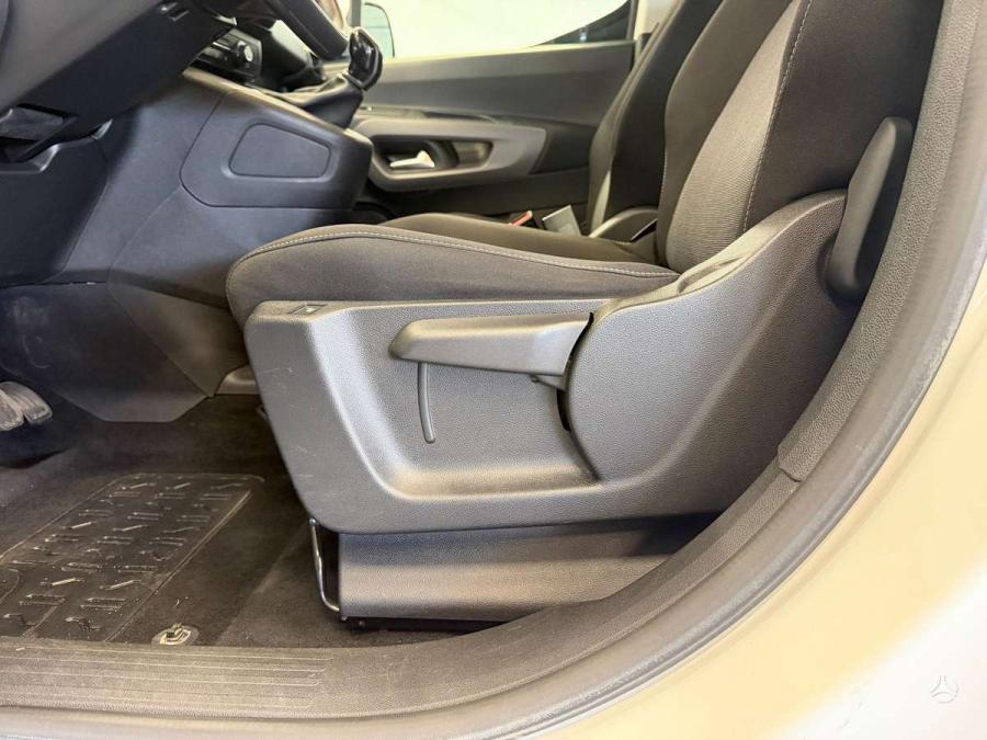 Balts Toyota Proace City Verso 2021 Kauņa, ar dzinēja tilpumu 1.50 L un nobraukumu 144 tūkst. km par 13500 €, foto 20 vietnē AUTOMOTO.COM.LV