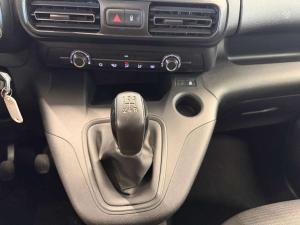 Balts Toyota Proace City Verso 2021 Kauņa, ar dzinēja tilpumu 1.50 L un nobraukumu 144 tūkst. km par 13500 €, foto 27 vietnē AUTOMOTO.COM.LV