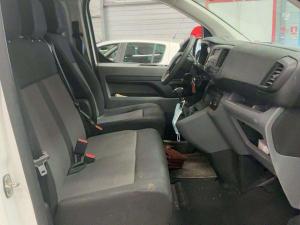 White Toyota Proace City Verso 2021 in Vilnius, with an engine capacity of 1.50 L and mileage of 125 thousand km for 18275 €, photo 8 on AUTOMOTO.COM.LV