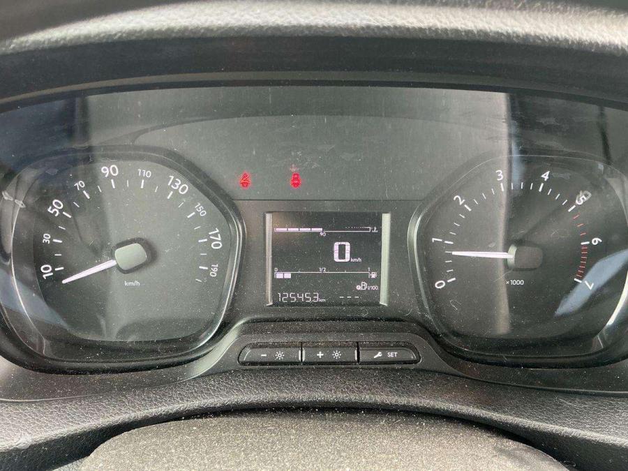 White Toyota Proace City Verso 2021 in Vilnius, with an engine capacity of 1.50 L and mileage of 125 thousand km for 18275 €, photo 10 on AUTOMOTO.COM.LV