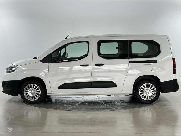 Balts Toyota Proace City Verso 2022 Viļņa, ar dzinēja tilpumu 1.50 L un nobraukumu 100 tūkst. km par 15900 €, foto 3 vietnē AUTOMOTO.COM.LV