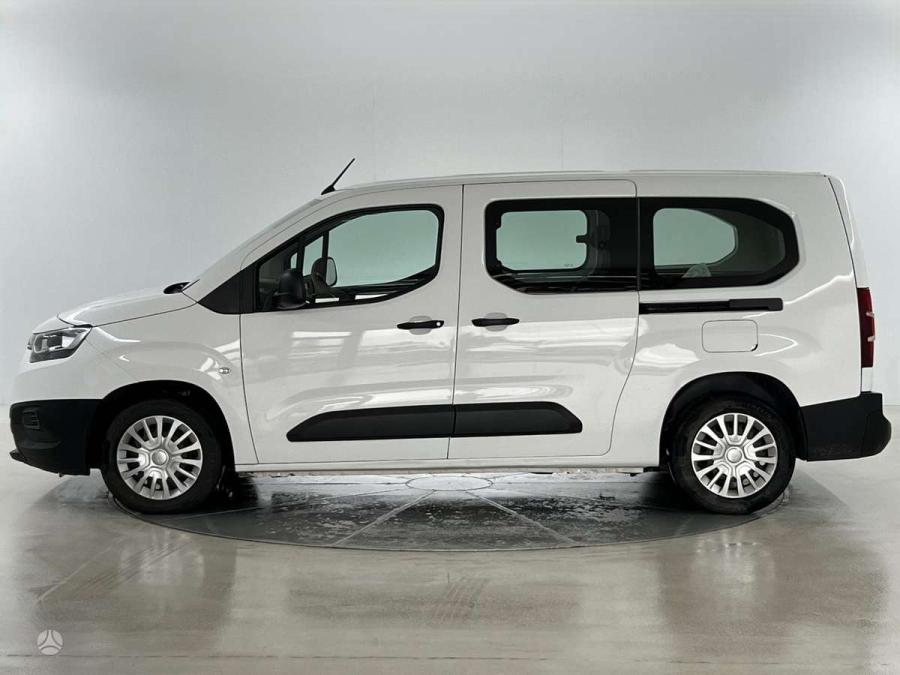 White Toyota Proace City Verso 2022 in Vilnius, with an engine capacity of 1.50 L and mileage of 100 thousand km for 15900 €, photo 4 on AUTOMOTO.COM.LV