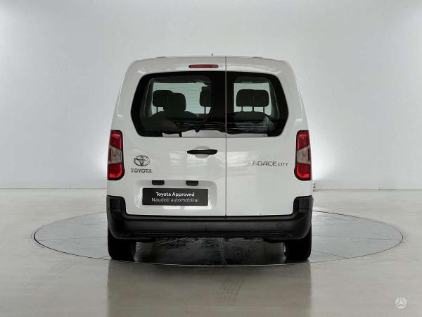 Balts Toyota Proace City Verso 2022 Viļņa, ar dzinēja tilpumu 1.50 L un nobraukumu 100 tūkst. km par 15900 €, foto 4 vietnē AUTOMOTO.COM.LV