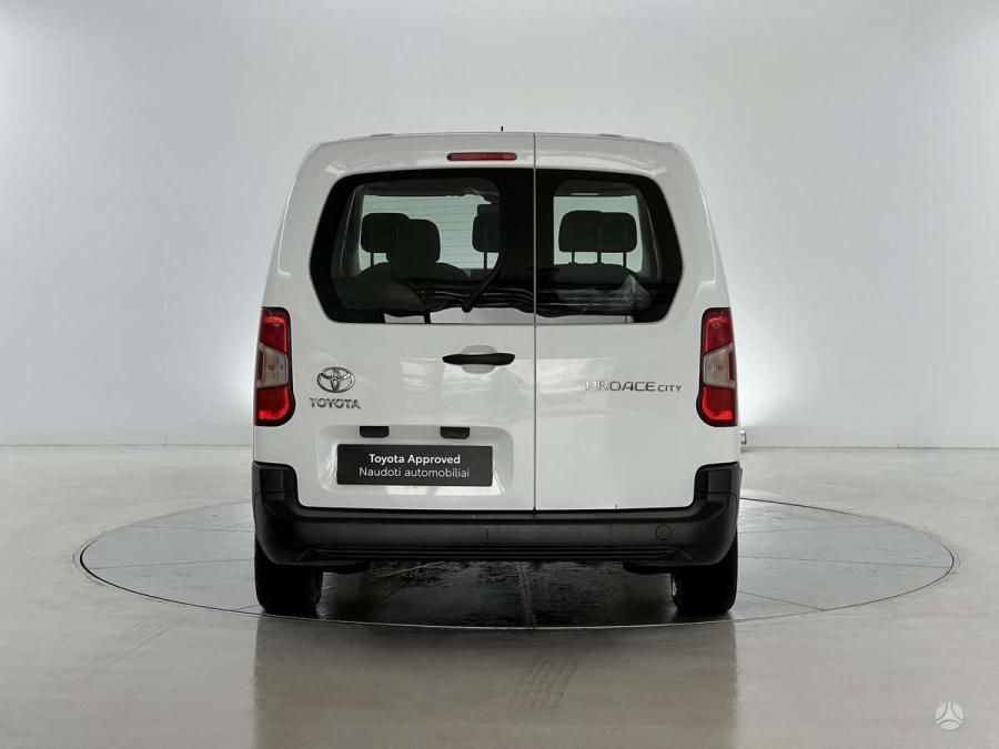 White Toyota Proace City Verso 2022 in Vilnius, with an engine capacity of 1.50 L and mileage of 100 thousand km for 15900 €, photo 5 on AUTOMOTO.COM.LV
