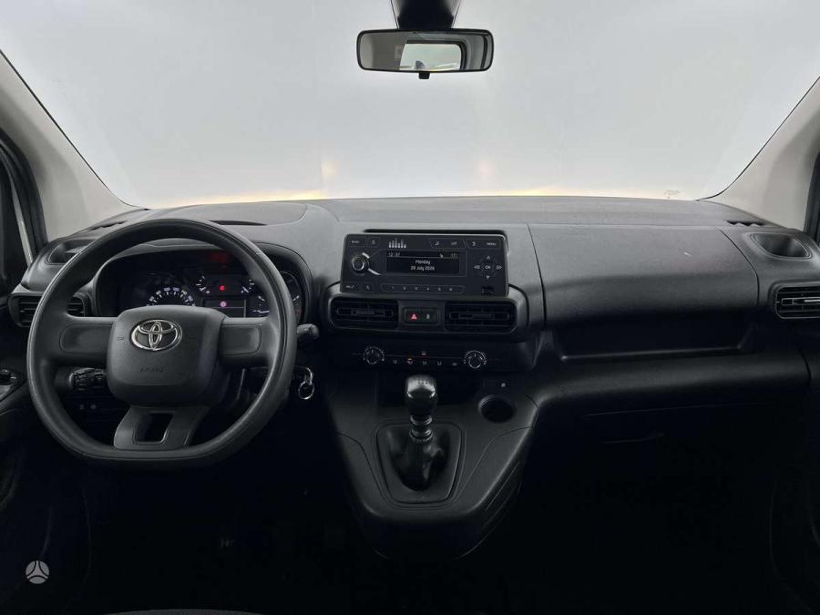 White Toyota Proace City Verso 2022 in Vilnius, with an engine capacity of 1.50 L and mileage of 100 thousand km for 15900 €, photo 9 on AUTOMOTO.COM.LV