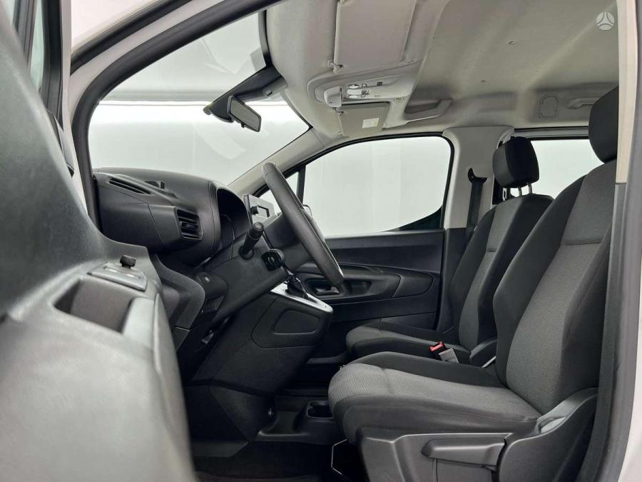 White Toyota Proace City Verso 2022 in Vilnius, with an engine capacity of 1.50 L and mileage of 100 thousand km for 15900 €, photo 12 on AUTOMOTO.COM.LV