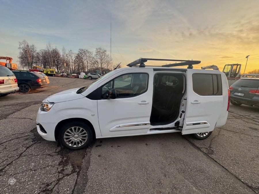 White Toyota Proace City Verso 2023 in Alytus, with an engine capacity of 1.50 L and mileage of 40 thousand km for 19500 €, photo 1 on AUTOMOTO.COM.LV