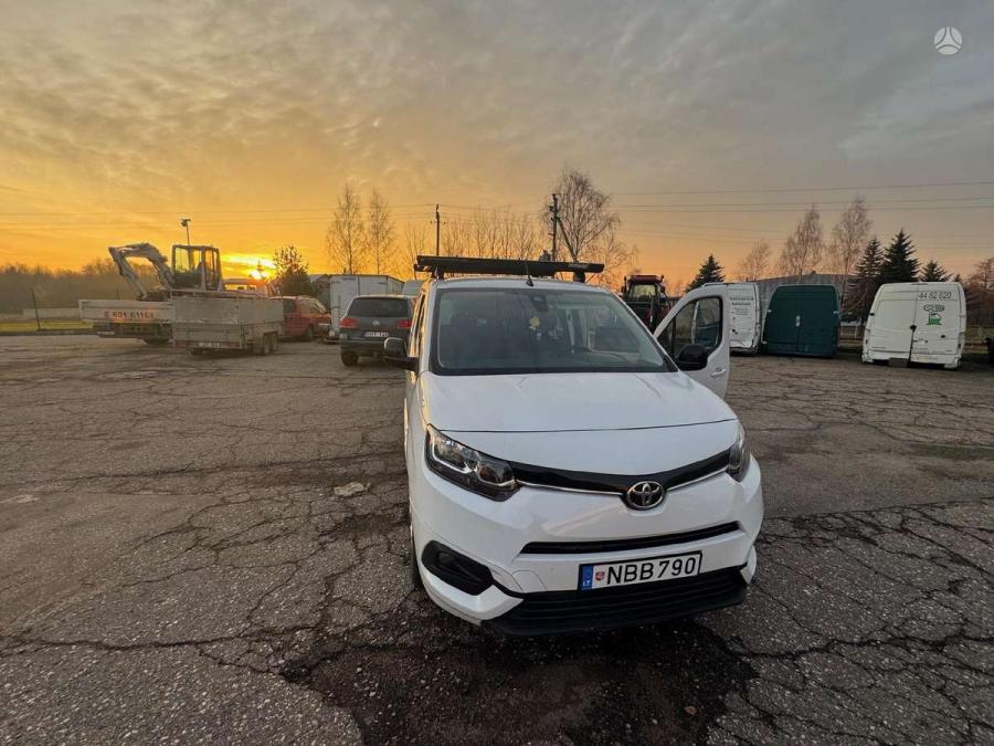 White Toyota Proace City Verso 2023 in Alytus, with an engine capacity of 1.50 L and mileage of 40 thousand km for 19500 €, photo 2 on AUTOMOTO.COM.LV