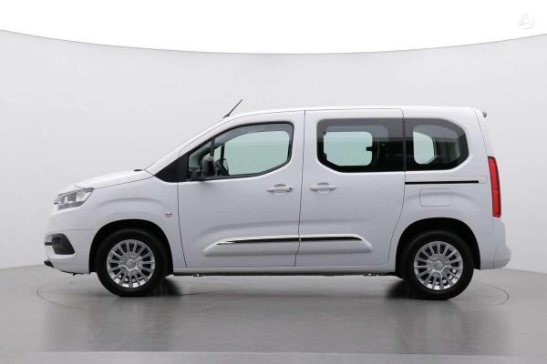 White Toyota Proace City Verso 2023 in Vilnius, with an engine capacity of 1.20 L and mileage of 60 thousand km for 16900 €, photo 4 on AUTOMOTO.COM.LV