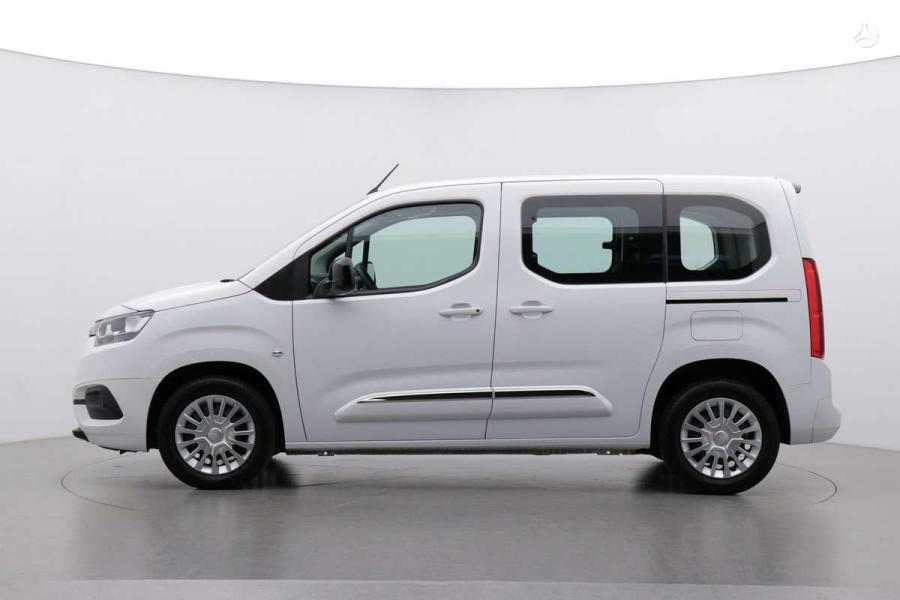 White Toyota Proace City Verso 2023 in Vilnius, with an engine capacity of 1.20 L and mileage of 60 thousand km for 16900 €, photo 5 on AUTOMOTO.COM.LV
