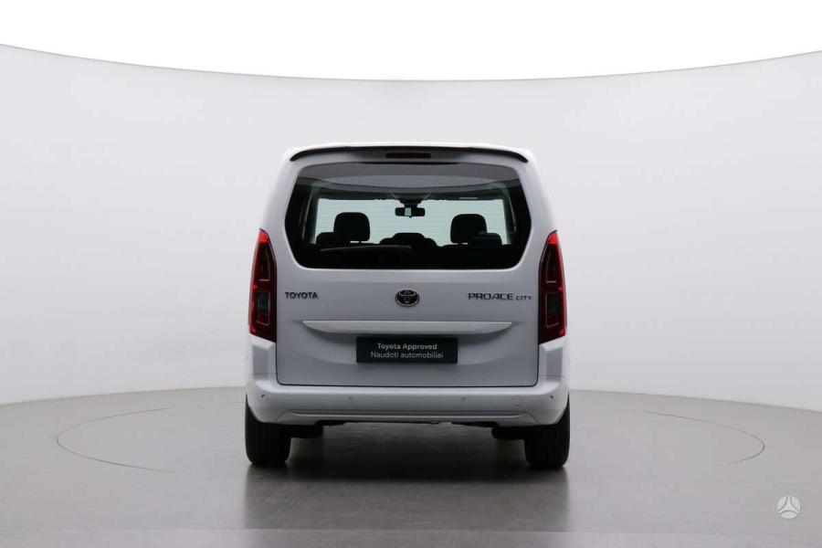 White Toyota Proace City Verso 2023 in Vilnius, with an engine capacity of 1.20 L and mileage of 60 thousand km for 16900 €, photo 6 on AUTOMOTO.COM.LV