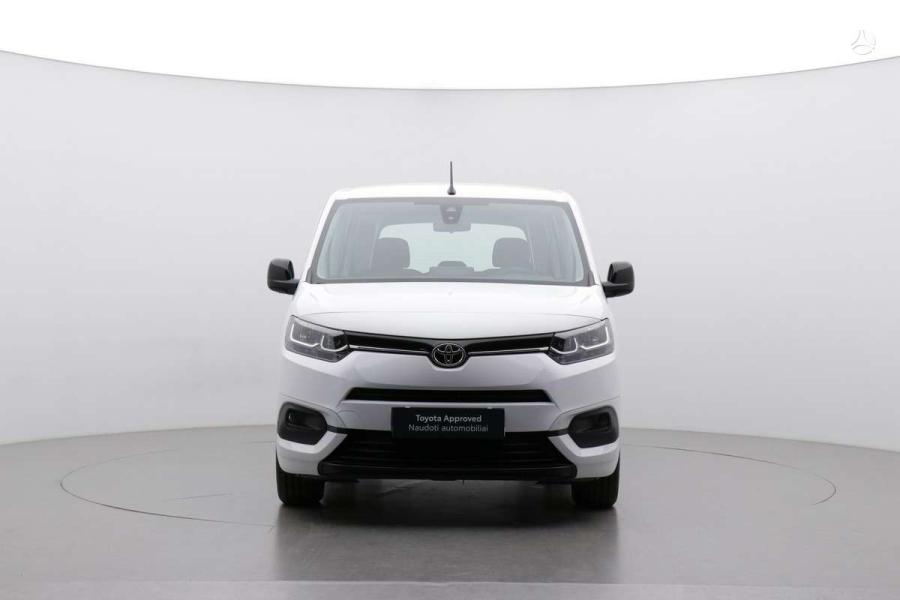 White Toyota Proace City Verso 2023 in Vilnius, with an engine capacity of 1.20 L and mileage of 60 thousand km for 16900 €, photo 7 on AUTOMOTO.COM.LV