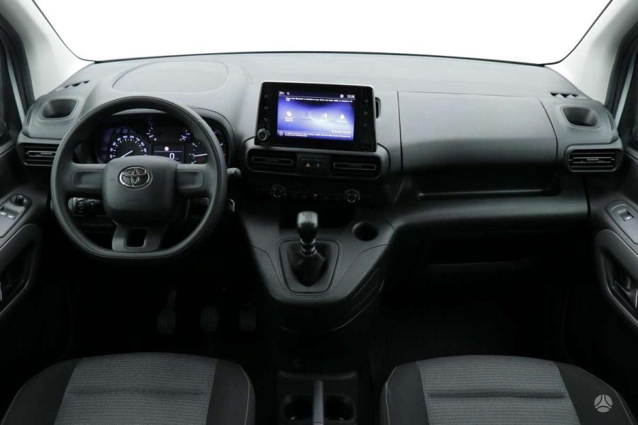 White Toyota Proace City Verso 2023 in Vilnius, with an engine capacity of 1.20 L and mileage of 60 thousand km for 16900 €, photo 8 on AUTOMOTO.COM.LV