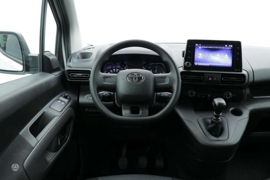 White Toyota Proace City Verso 2023 in Vilnius, with an engine capacity of 1.20 L and mileage of 60 thousand km for 16900 €, photo 9 on AUTOMOTO.COM.LV