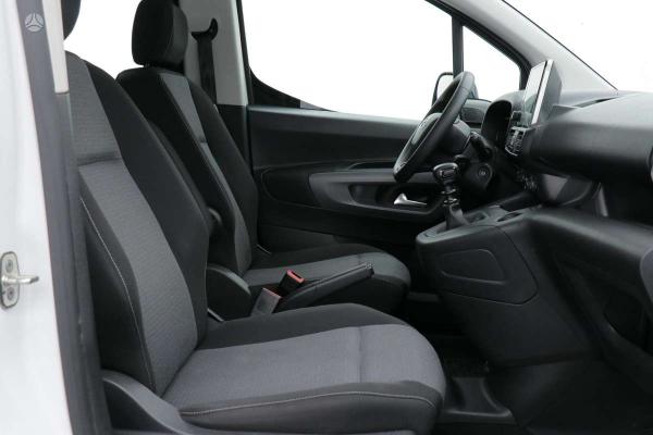 White Toyota Proace City Verso 2023 in Vilnius, with an engine capacity of 1.20 L and mileage of 60 thousand km for 16900 €, photo 9 on AUTOMOTO.COM.LV