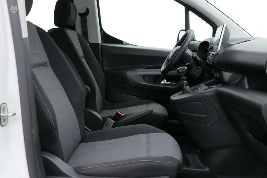 White Toyota Proace City Verso 2023 in Vilnius, with an engine capacity of 1.20 L and mileage of 60 thousand km for 16900 €, photo 10 on AUTOMOTO.COM.LV