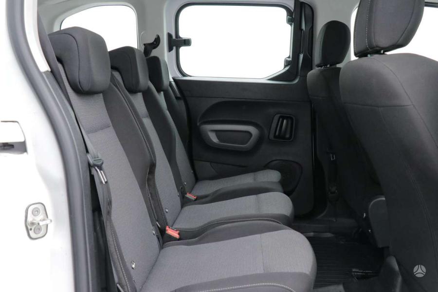 White Toyota Proace City Verso 2023 in Vilnius, with an engine capacity of 1.20 L and mileage of 60 thousand km for 16900 €, photo 11 on AUTOMOTO.COM.LV