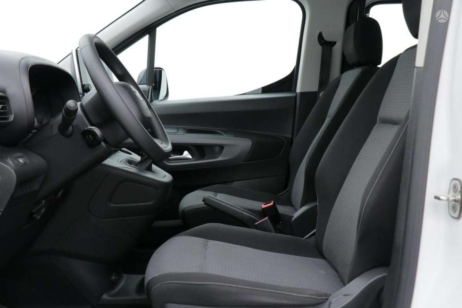 White Toyota Proace City Verso 2023 in Vilnius, with an engine capacity of 1.20 L and mileage of 60 thousand km for 16900 €, photo 13 on AUTOMOTO.COM.LV