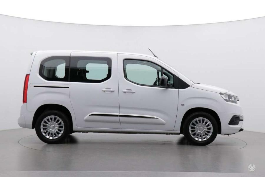 White Toyota Proace City Verso 2023 in Vilnius, with an engine capacity of 1.20 L and mileage of 60 thousand km for 16900 €, photo 18 on AUTOMOTO.COM.LV